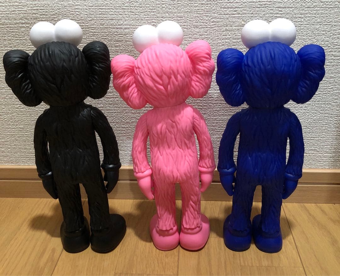 KAWS カウズ モチーフフィギュア ブラック ピンク ブルー フィギュア 3体