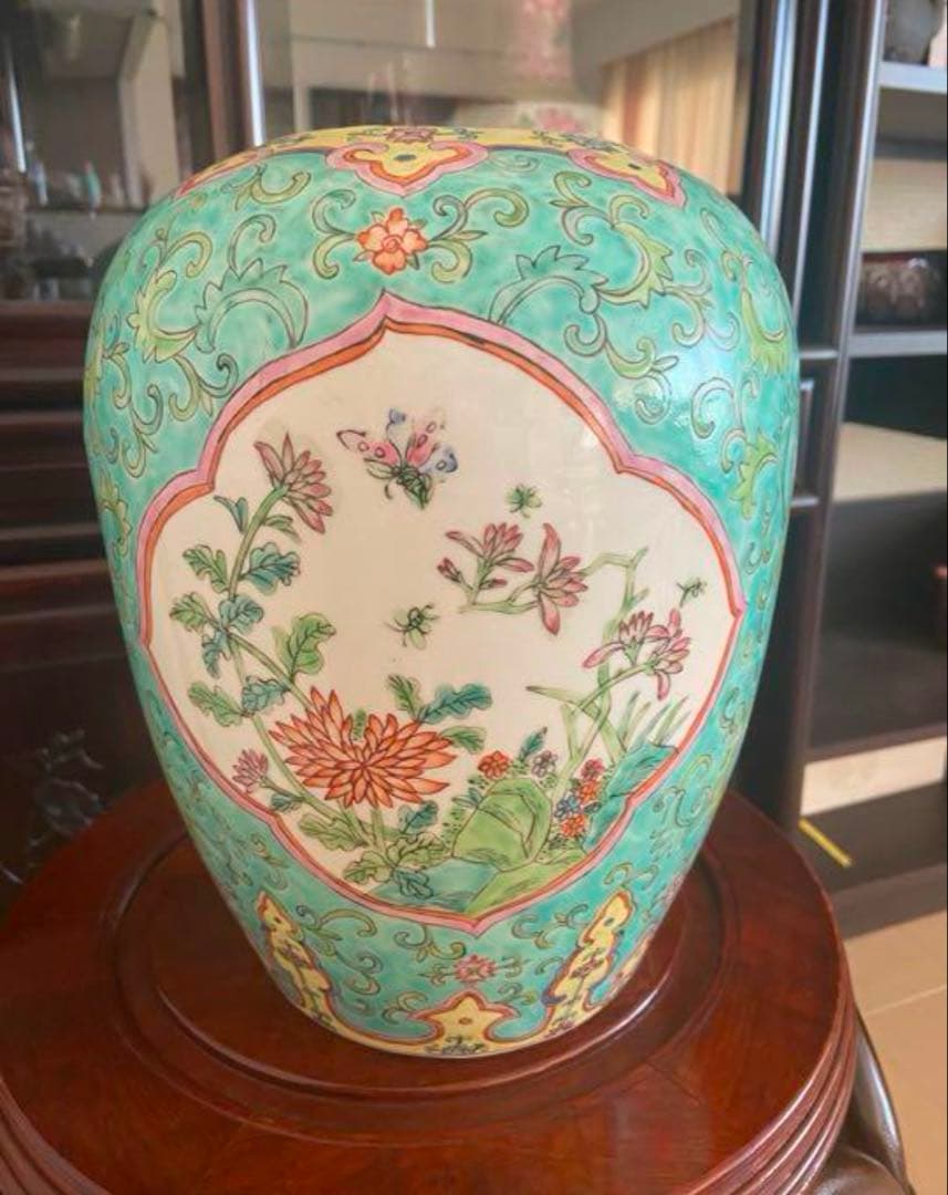 中国古美術品　民国時代　粉彩花草蝶文壺　高さ約28cm