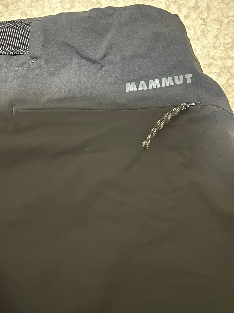 MAMMUT Tシャツとハーフパンツ