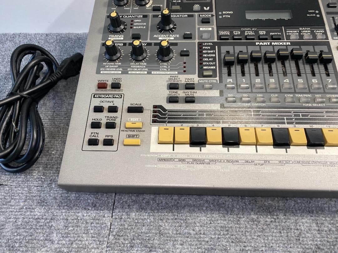Roland MC-505 グルーブボックス　シーケンサー