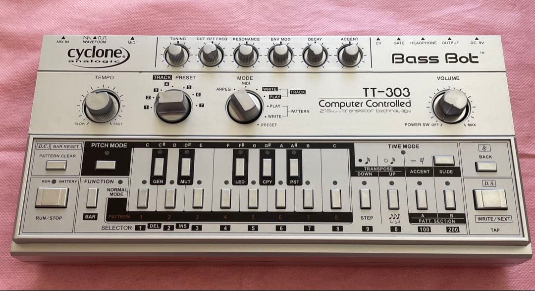 Cyclone TT-303 Bass Bot TB-303クローン