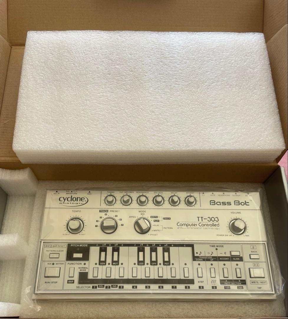 Cyclone TT-303 Bass Bot TB-303クローン
