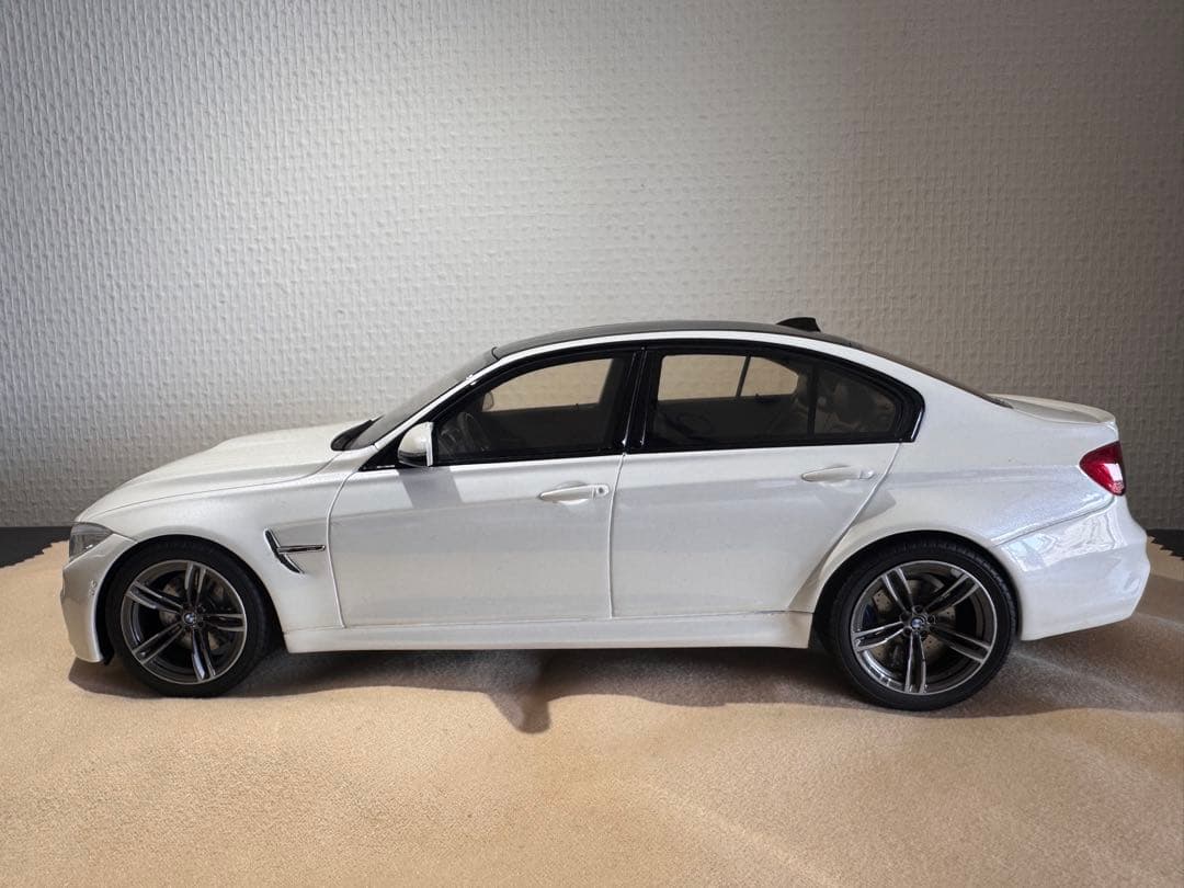 M3 Sedan ホワイト 1/18 ミニカー