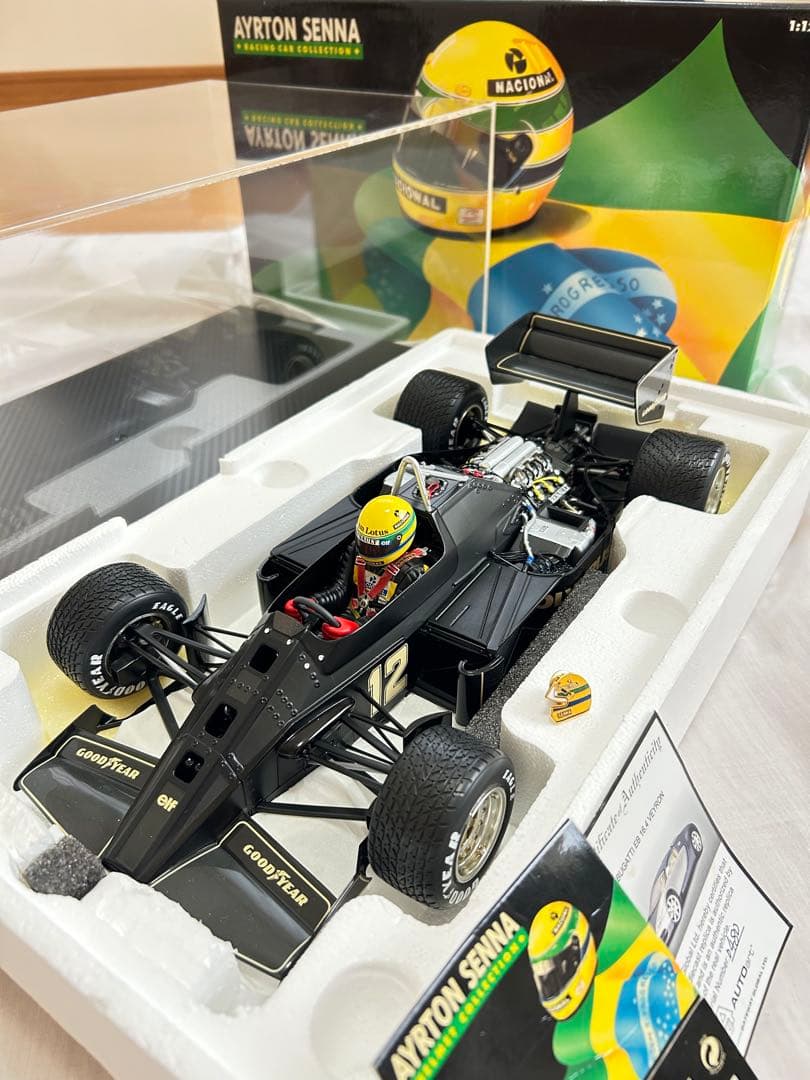 AYRTON SENNA F1カー 1/18スケール、ディスプレイケースつき