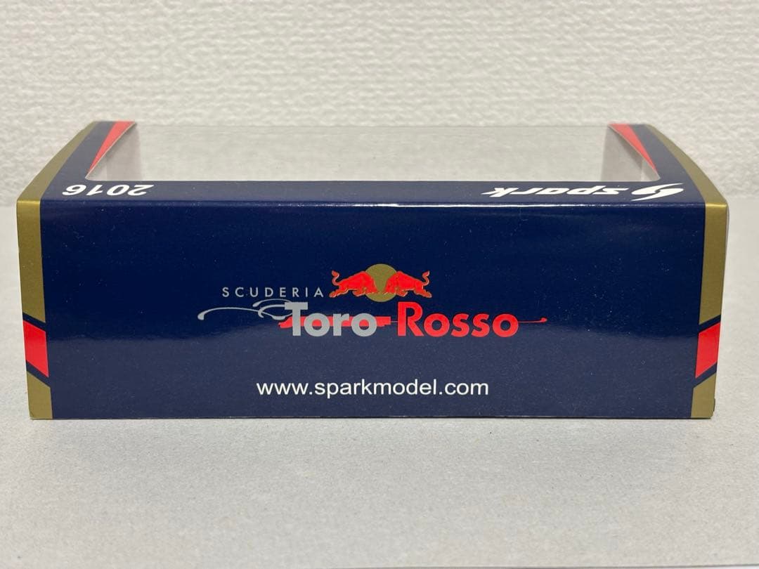 希少品Scuderia Toro Rosso STR11 2016 ミニカー