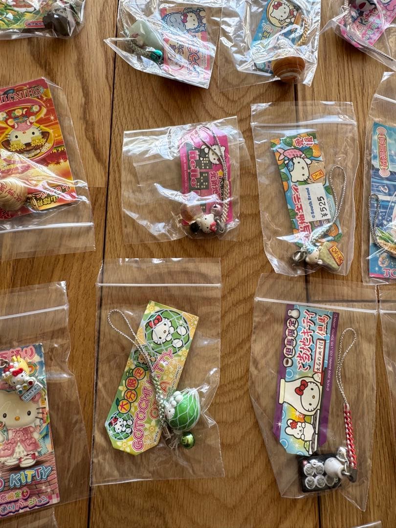 ハローキティーご当地ストラップ 121個セット まとめ売り(バラ売り不可)