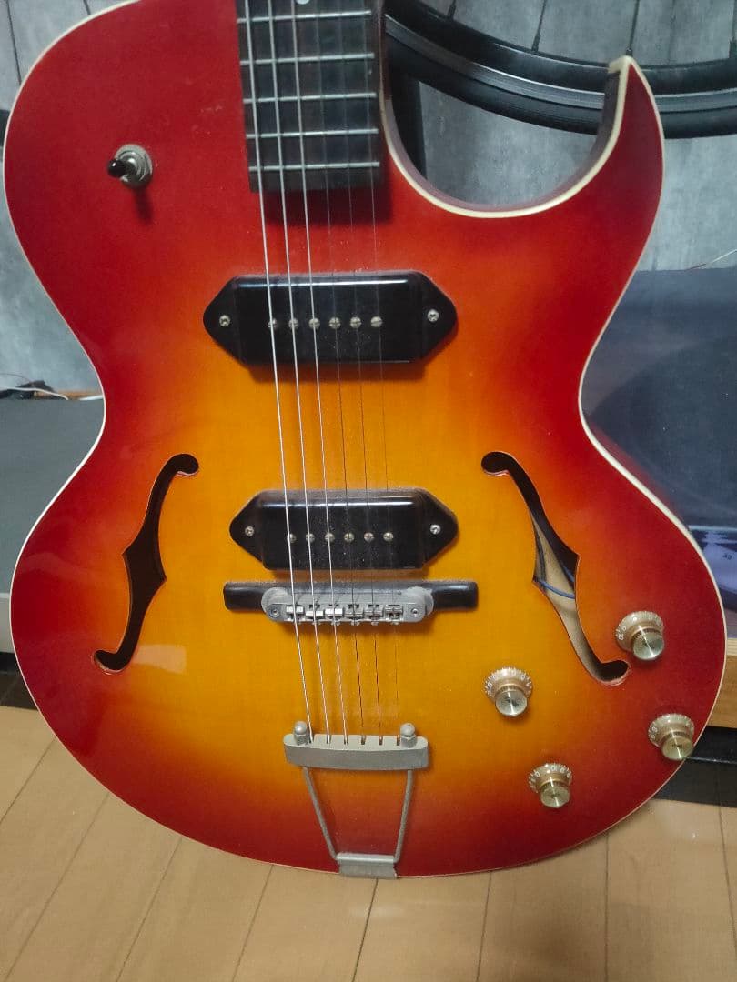The LOAR LH302t チェリーサンバースト フルアコ