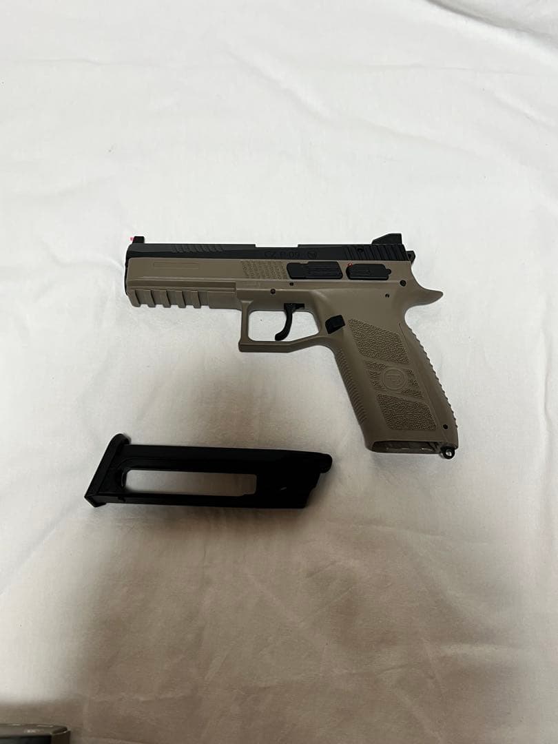 Carbon8 CZ P09 CO2 ブローバックハンドガン (マガジン破損品)