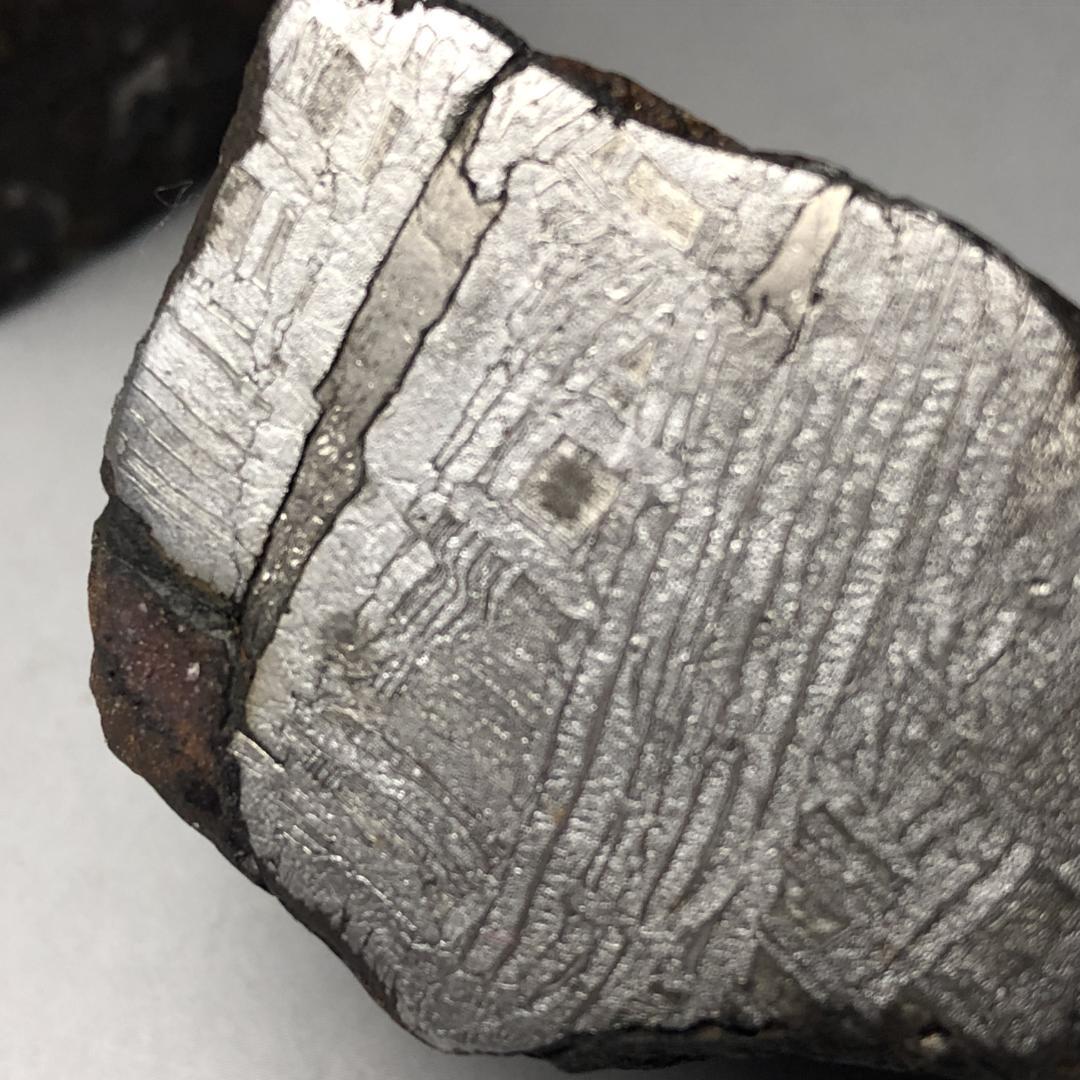 メ*8様 アルタイ隕石　 丸ごとカット鉄隕石　外皮付き隕石　原石　重さ約463ｇ