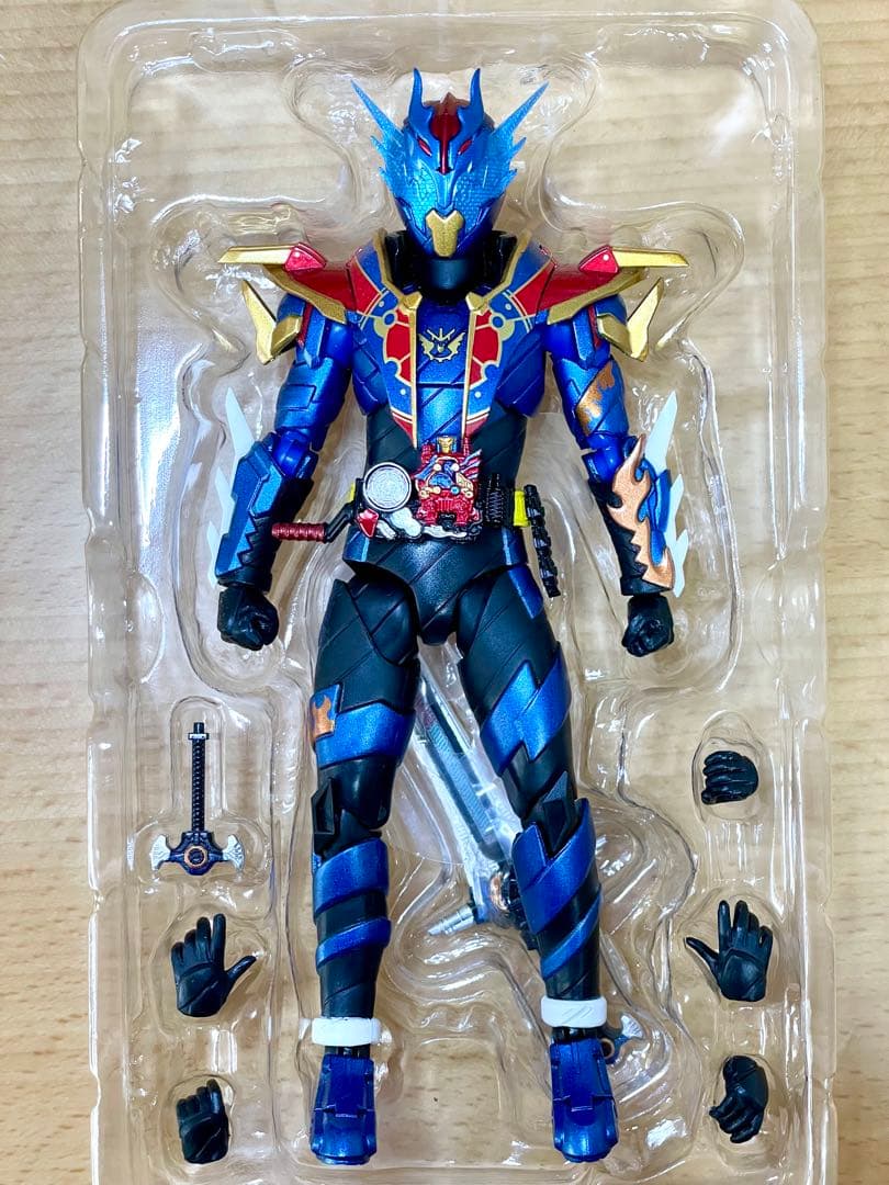 【美品】フィギュアーツ 仮面ライダービルド トライアルフォーム グレートクローズ