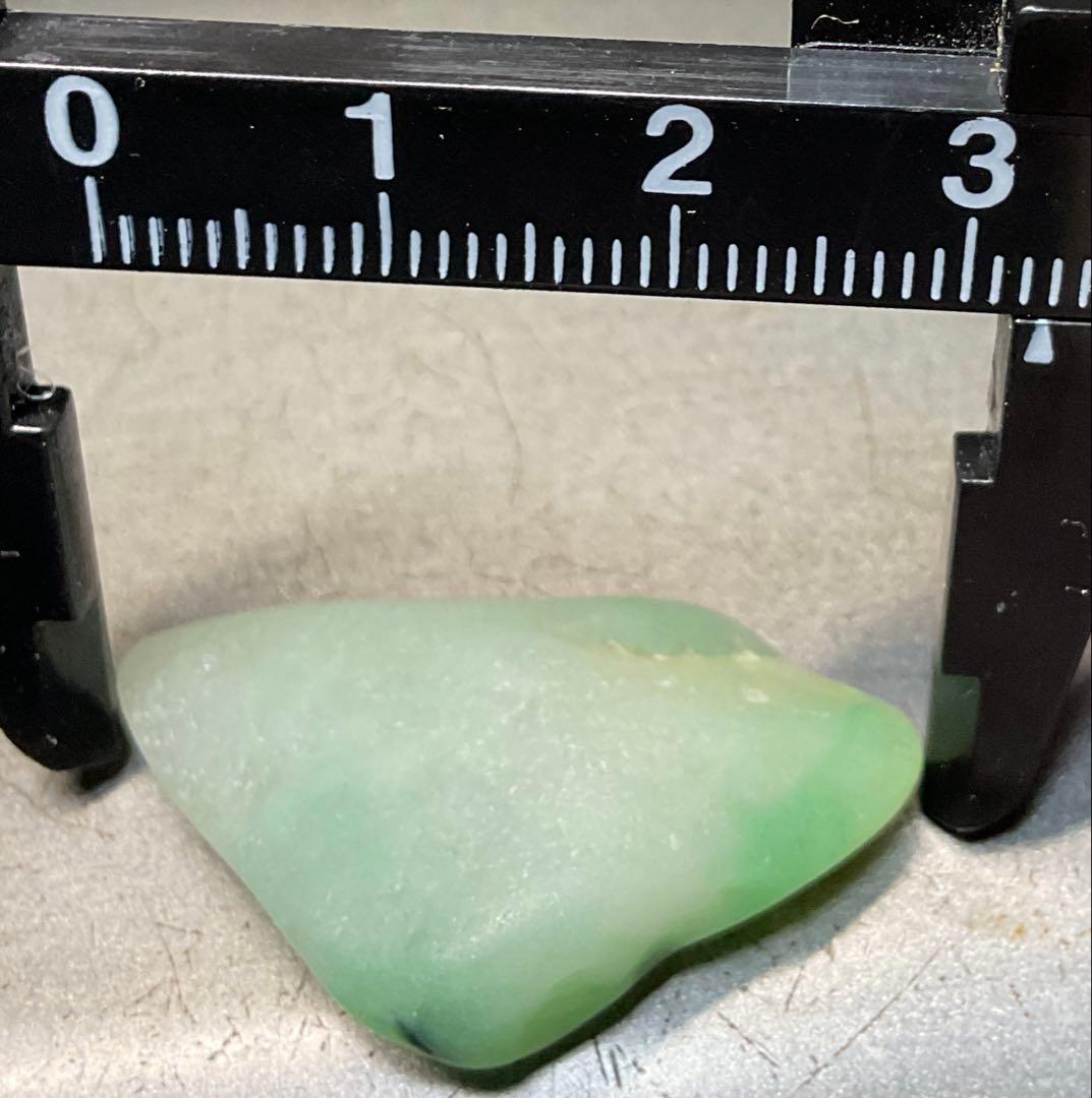 ［宝石質　薄緑色の海石］　糸魚川翡翠海石8g ヒスイ　ひすい