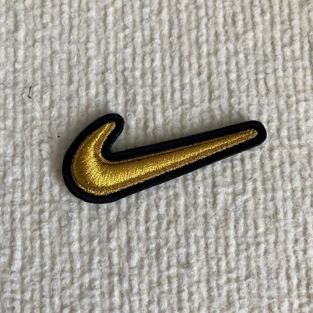 Nike 刺繍ロゴワッペン ゴールド/ブラック