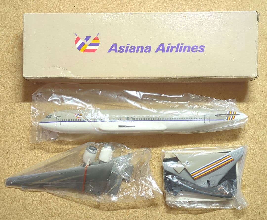 アシアナ航空 B767-300 Aircraft 1/200と腕時計