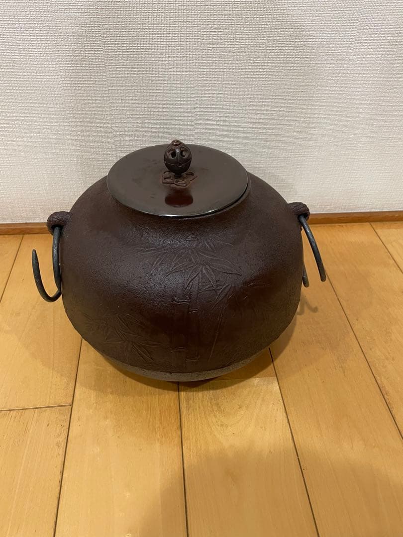 茶釜です。箱付きです。希望があれば風炉と一緒に販売します