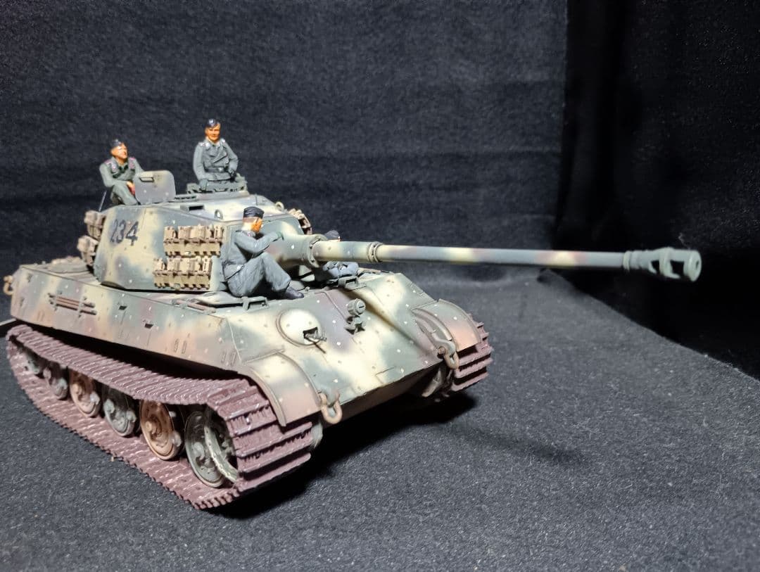 アカデミー1/35キングタイガー完成品