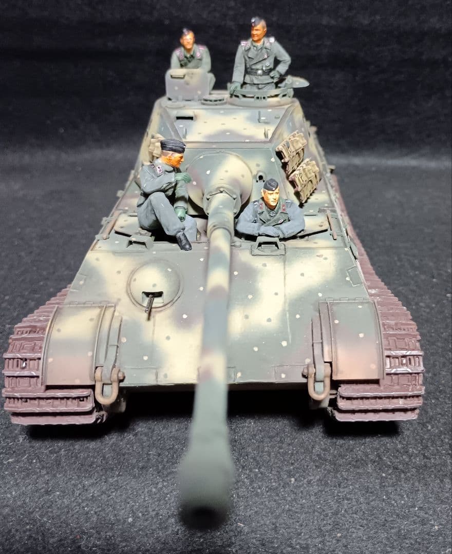 アカデミー1/35キングタイガー完成品
