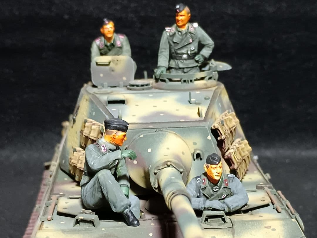 アカデミー1/35キングタイガー完成品