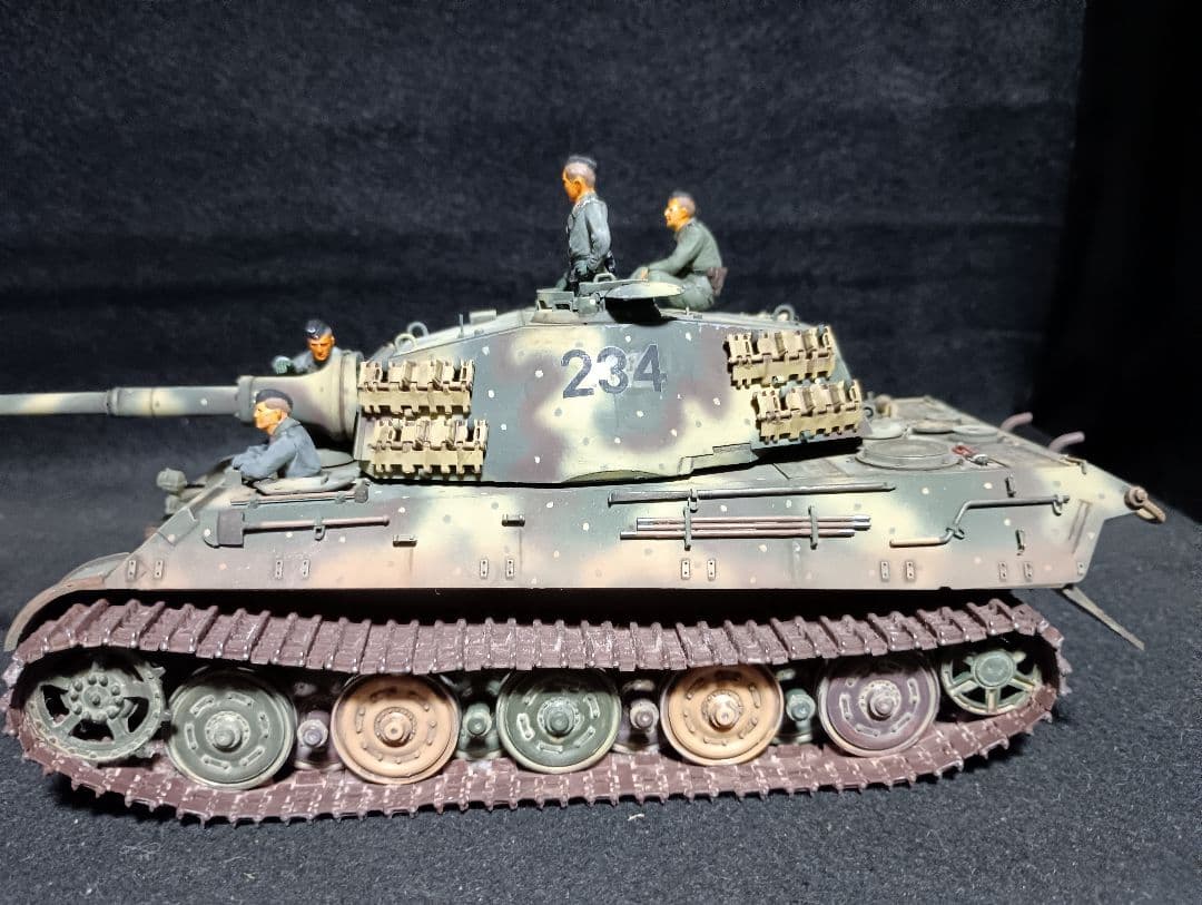 アカデミー1/35キングタイガー完成品