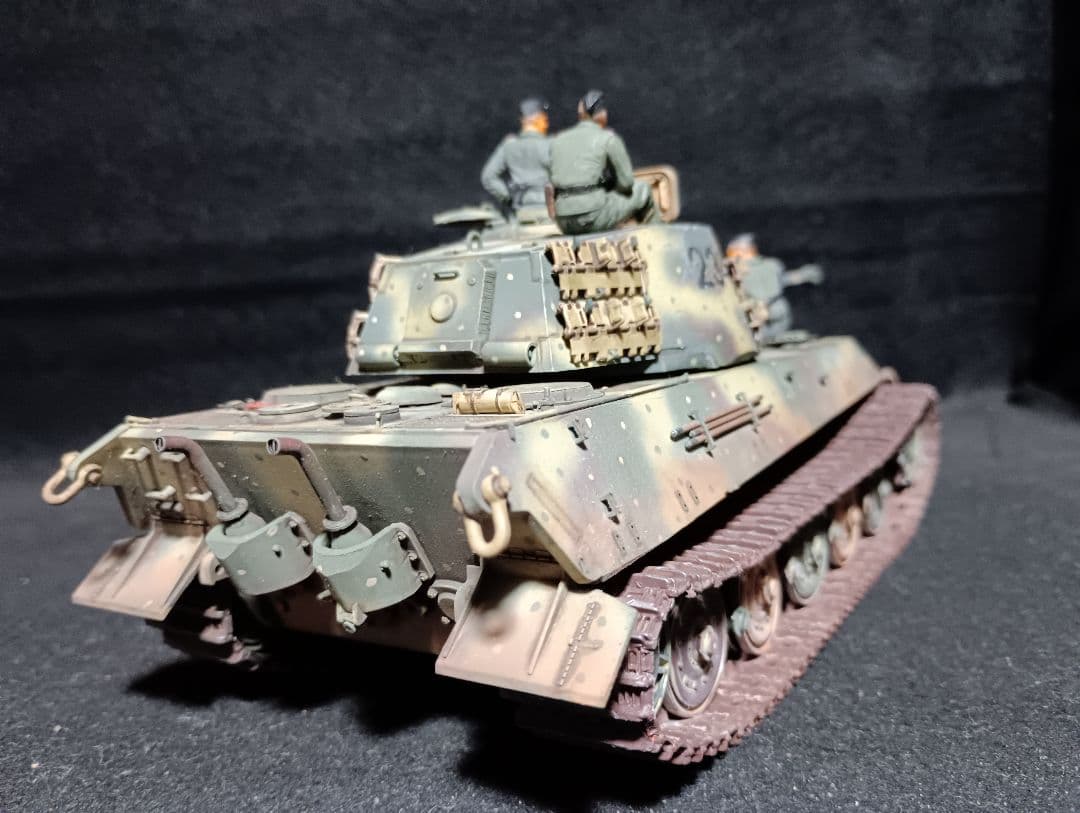 アカデミー1/35キングタイガー完成品
