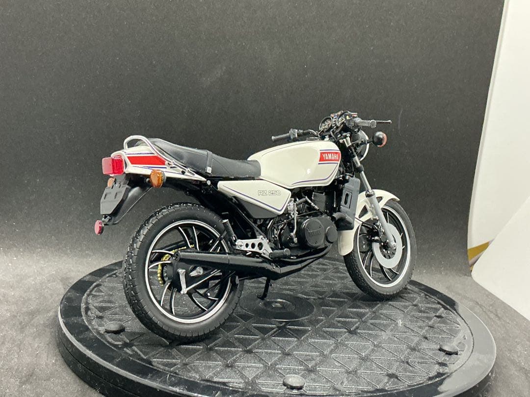 ⑦ ヤマハRZ250 1/12スケールプラモデル完成品
