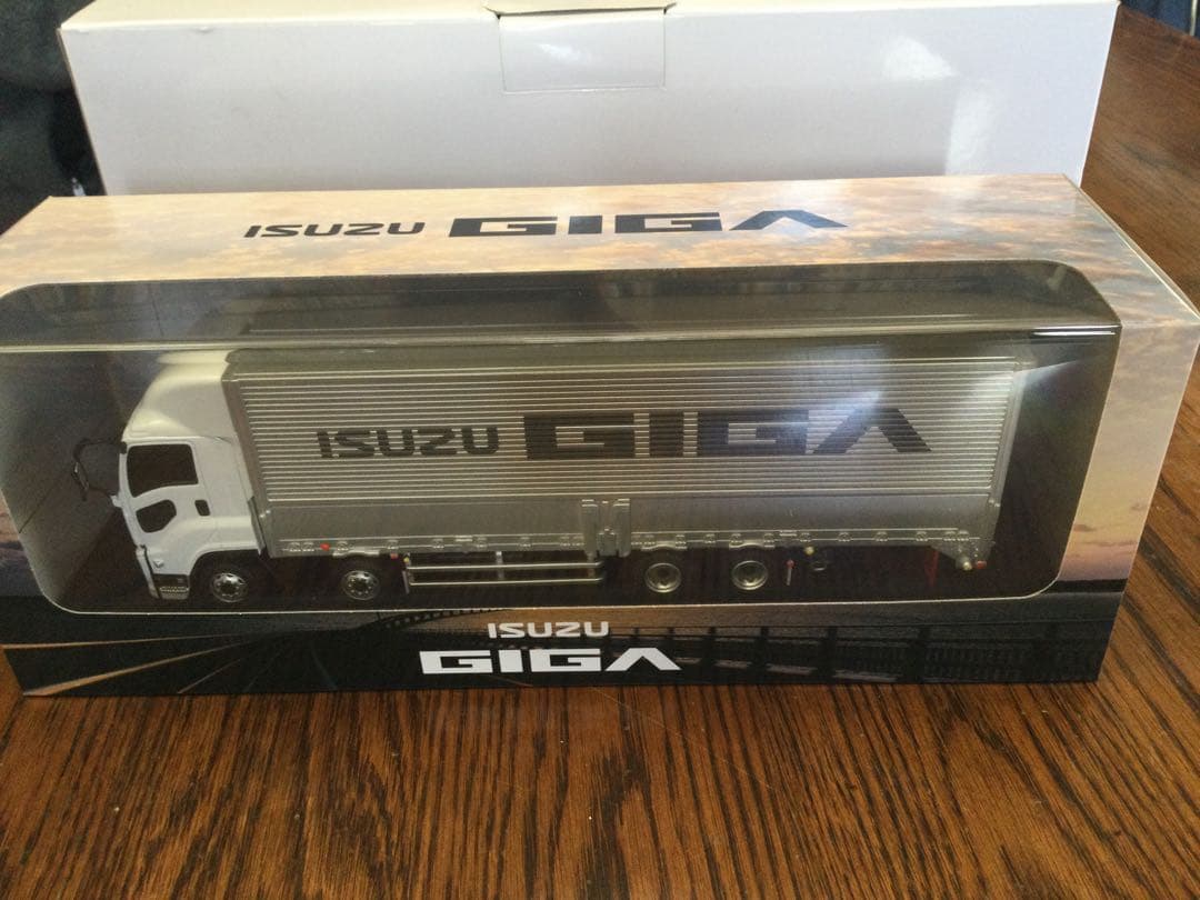 新品・未使用　ISUZU GIGA トラック模型 約1/43　希少品