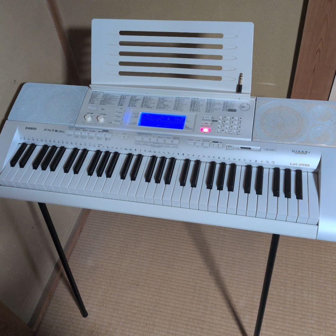 USED　CASIO カシオ　LK208光ナビゲーション　キーボード　電子ピアノ