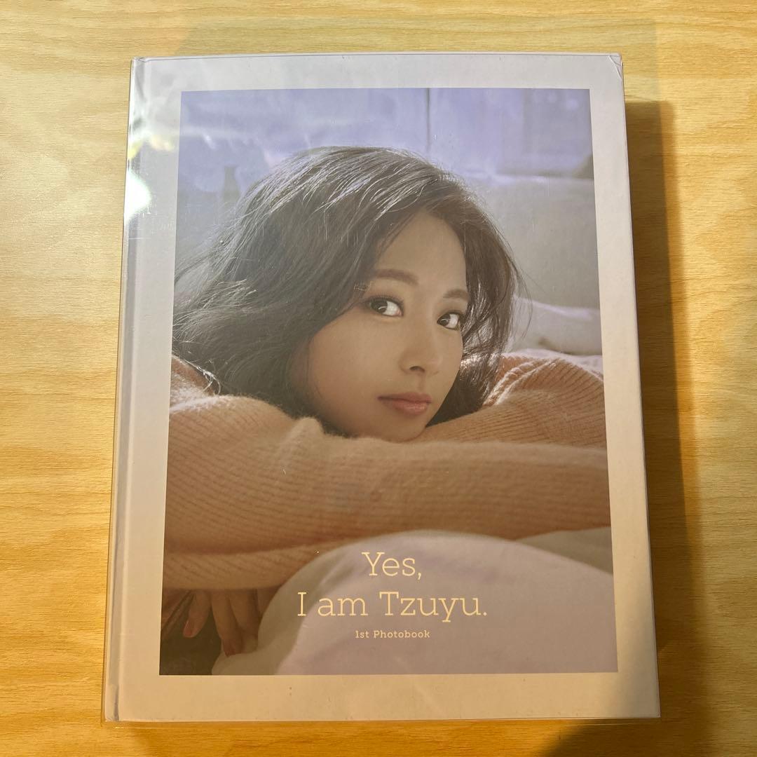アイドル Yes, I am Tzuyu. 1st Photobook