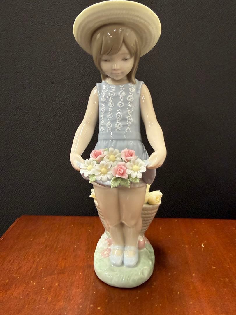 良太　リヤドロ フィギュリン スカートに花いっぱい 展示保管品
