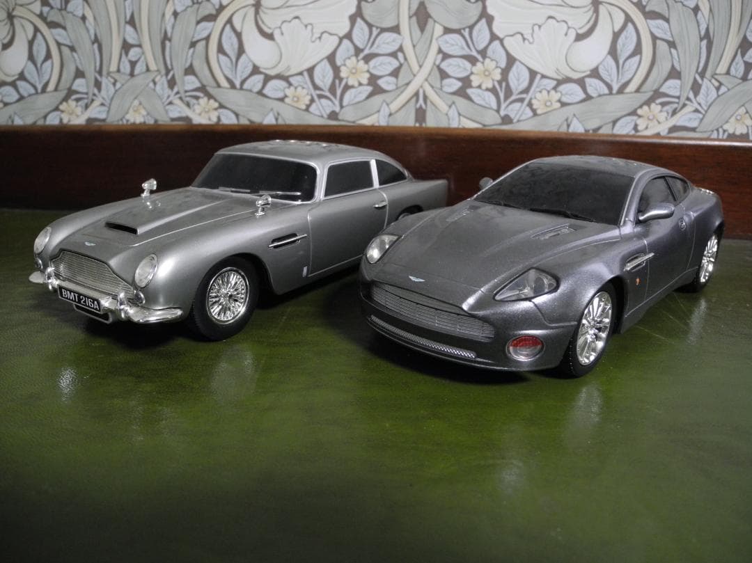 【ギミック満載】アストンマーチン DB5 & V12 Vanquish の２台