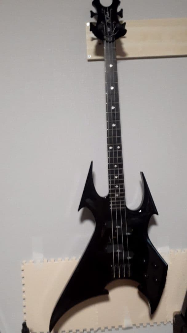 B.C.RICH Warbeast bass スルーネック　特注ハードケース付き