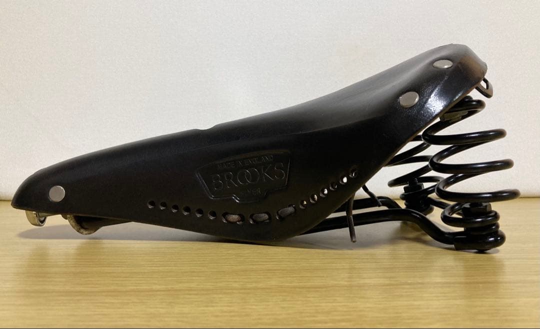 BROOKS FLYER CARVED BLACK レザーサドル