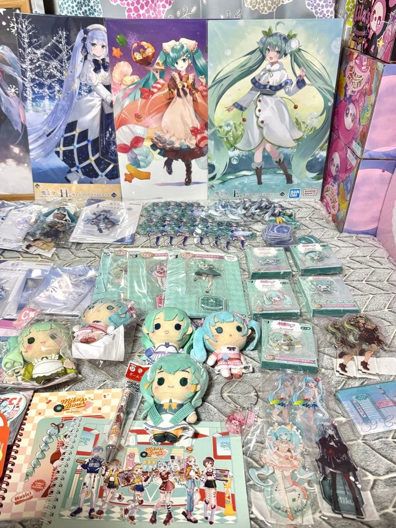 【美品】 初音ミク グッズ まとめ売り ぬいぐるみ アクリル ラバー 缶バッジ