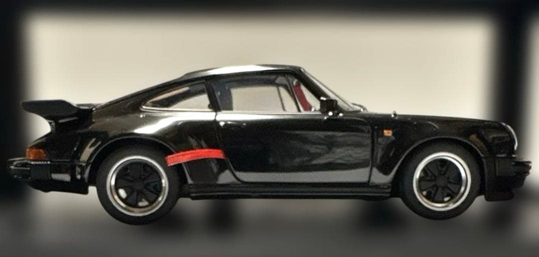 オートアートポルシェ911 ターボ 3.3 (930)AUTO art 1/18