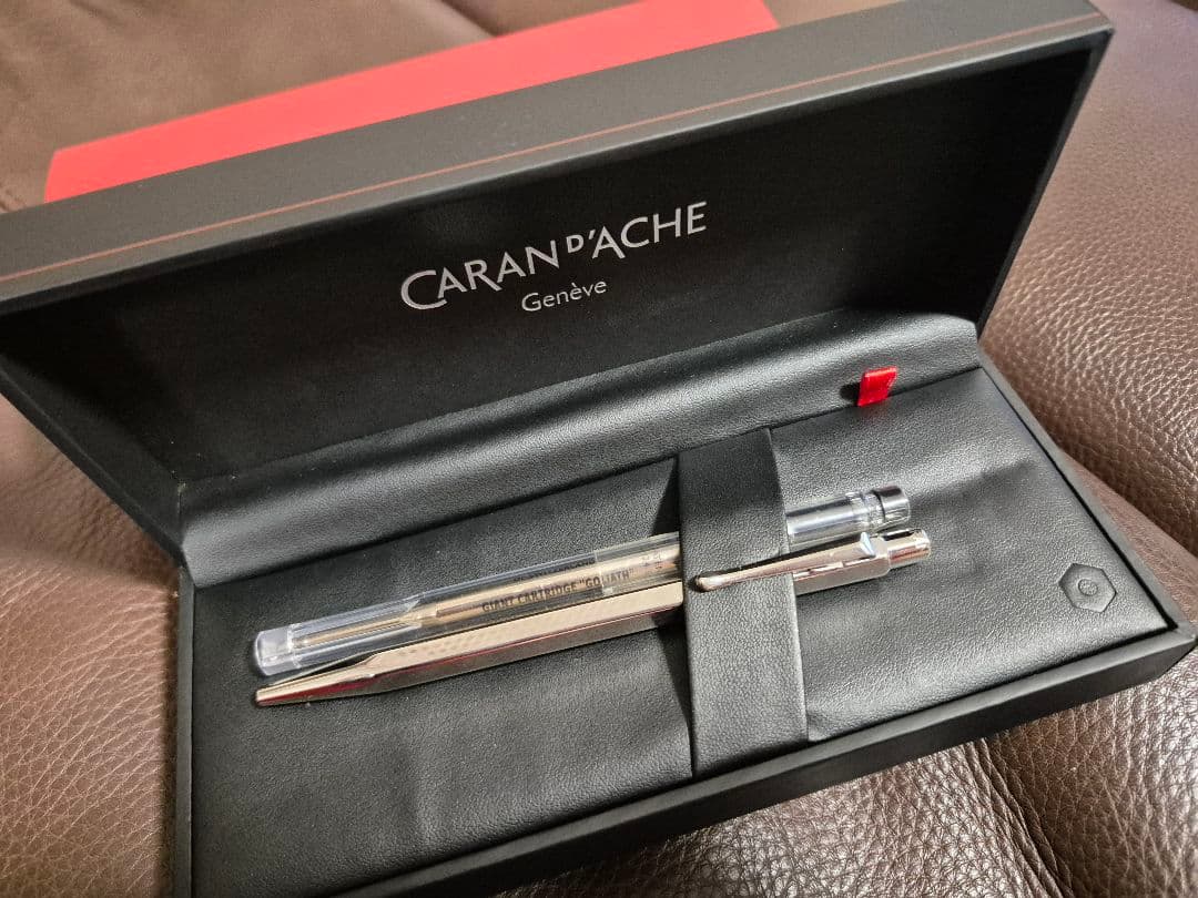 CARAN D'ACHE ボールペン シルバー　替芯&ケース付き