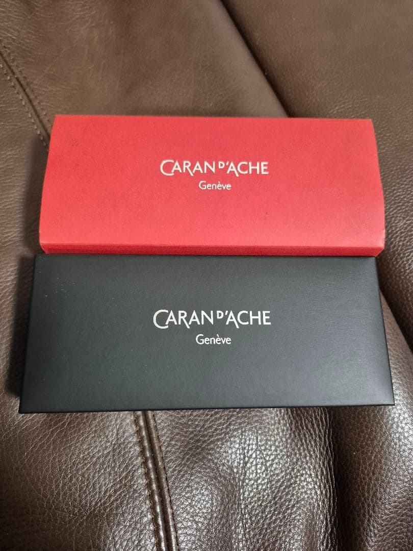 CARAN D'ACHE ボールペン シルバー　替芯&ケース付き