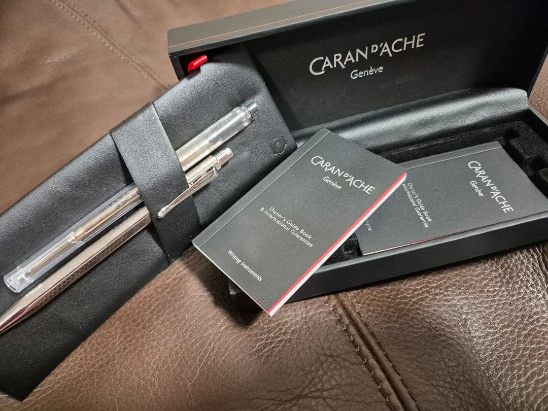 CARAN D'ACHE ボールペン シルバー　替芯&ケース付き