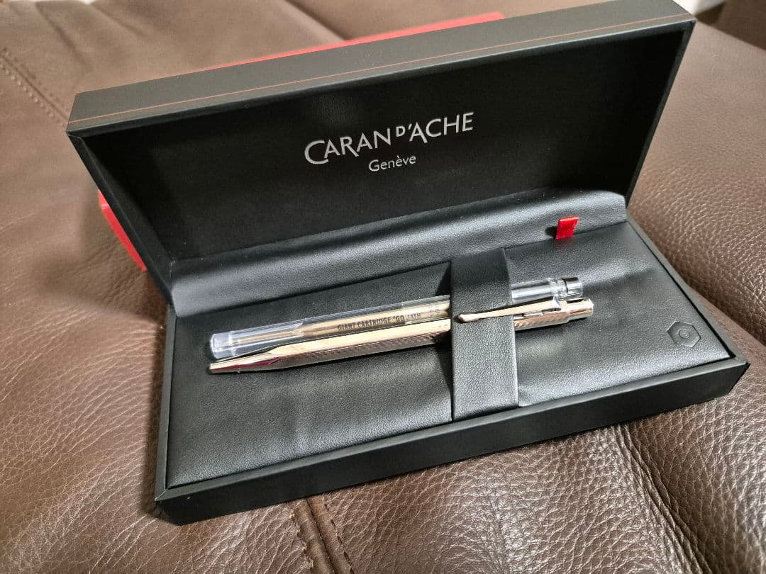 CARAN D'ACHE ボールペン シルバー　替芯&ケース付き