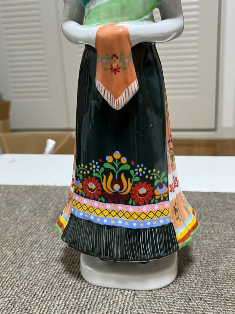 ホロハーザ ハンガリー 陶器人形 ヴィンテージ　アンティーク磁器農民女性置物