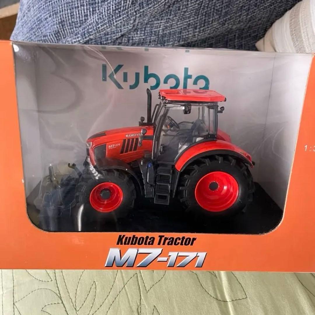 更にお値引き　Kubota M7-171 トラクター 1:32スケール