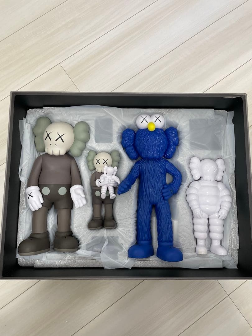 その他 #1 KAWS FAMILY BROWN/BLUE/WHITE