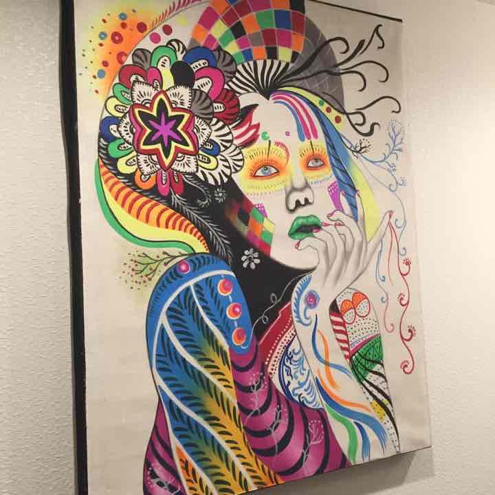 カラフルな女性の絵