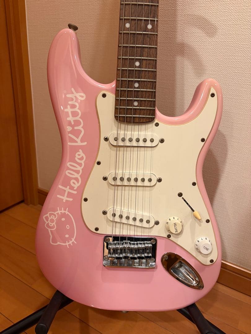q*a様 Hello Kitty mini guitar Squier by F