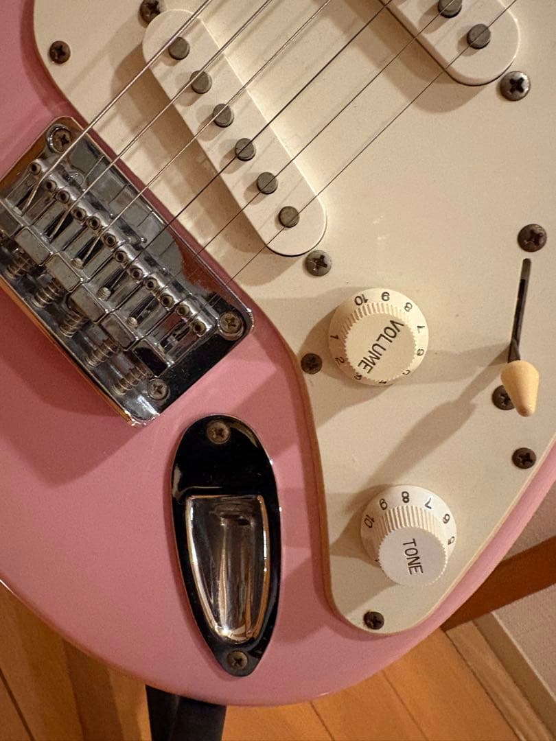q*a様 Hello Kitty mini guitar Squier by F