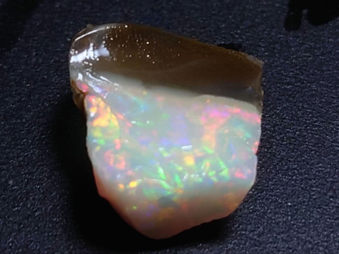 エチオピアオパール　ウェロ産　原石　乳白色　虹　鉱物標本　チョーク