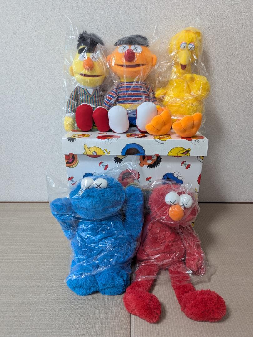 UNIQLO　UT「KAWS x SESAME STREET」ぬいぐるみ