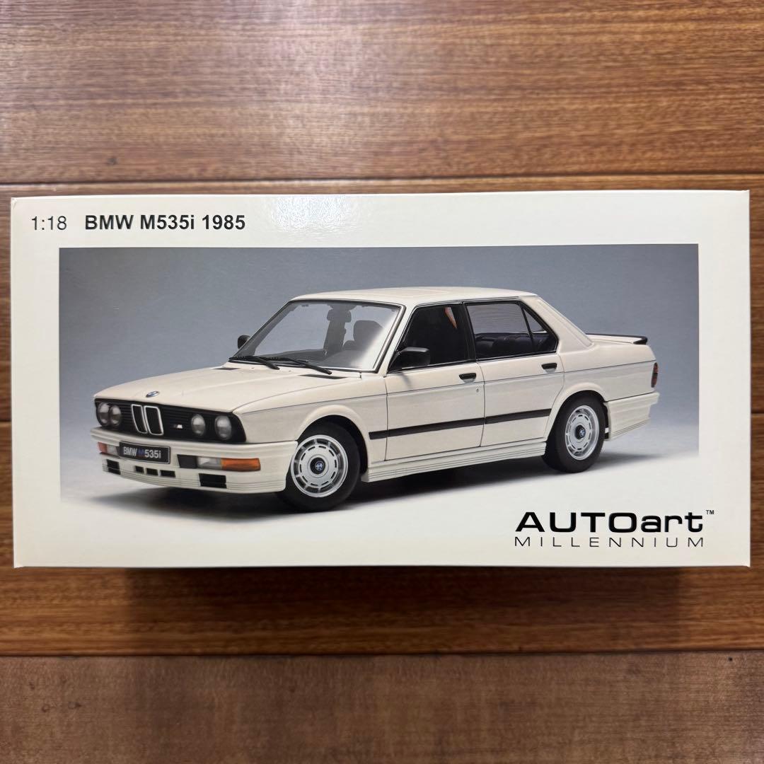 【新品】オートアート  535i 1985 ホワイト　1/18
