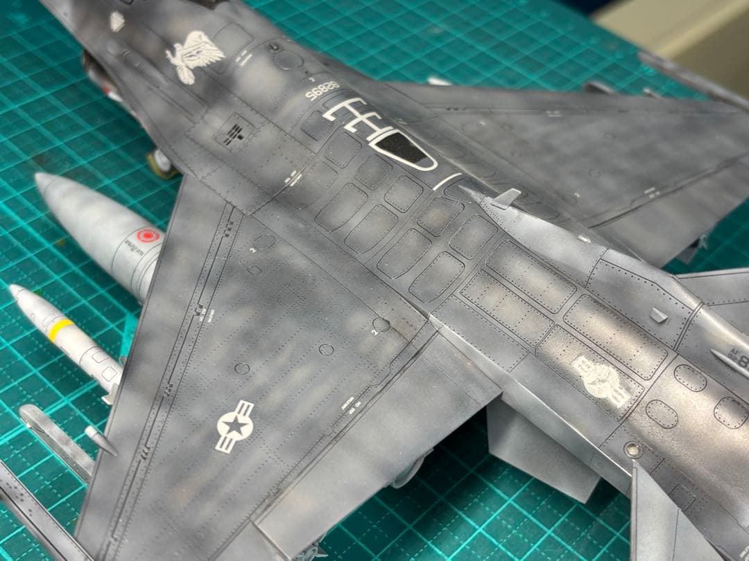 戦闘機　プラモデル完成品　タミヤ　1/48 F-16CJ