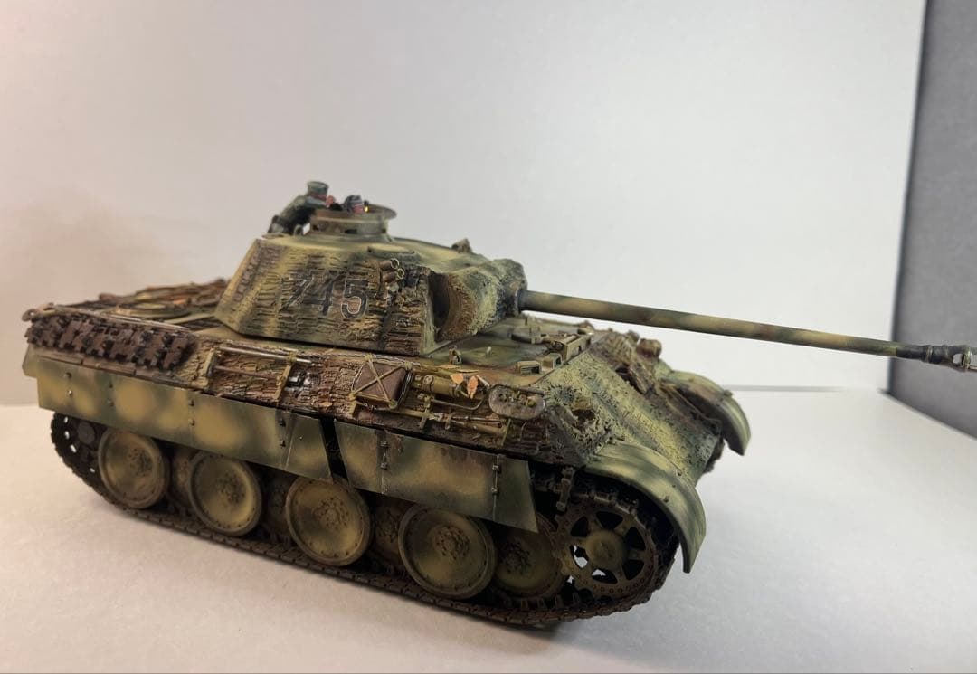 1/35 タミヤ。ドイツパンサーd型。ツインメリット加工。搭乗員2名付き。
