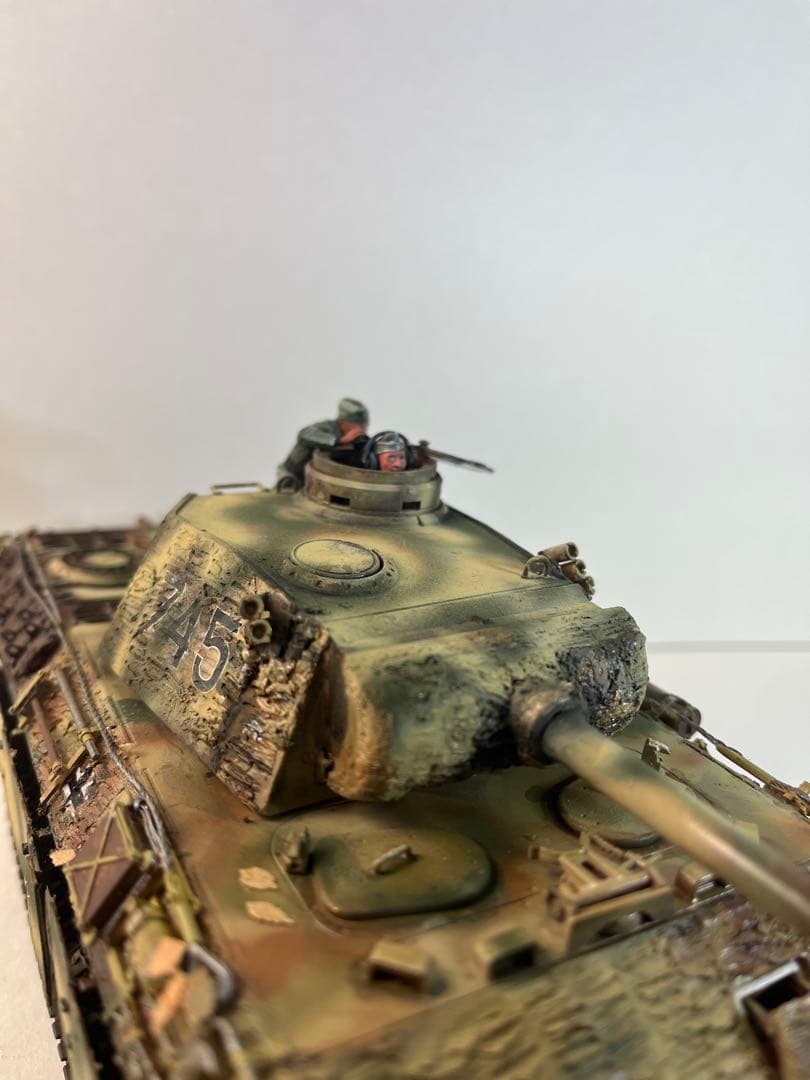 1/35 タミヤ。ドイツパンサーd型。ツインメリット加工。搭乗員2名付き。