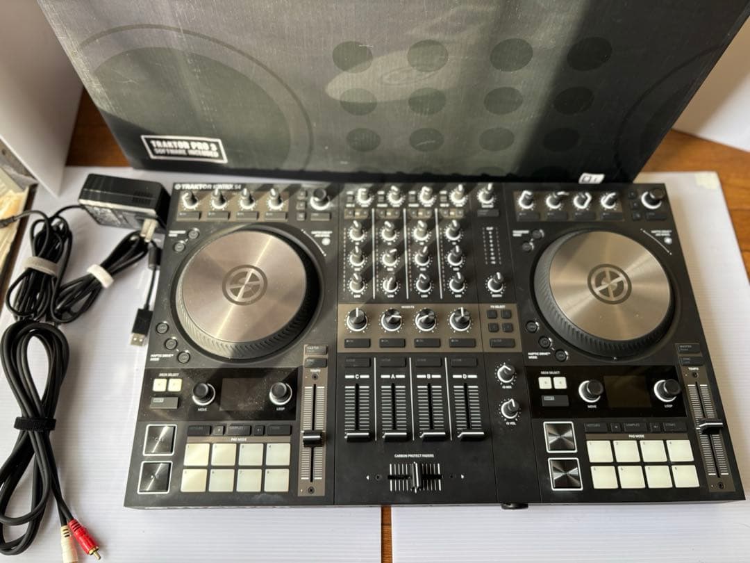 Traktor Kontrol S4 MK3 DJコントローラー